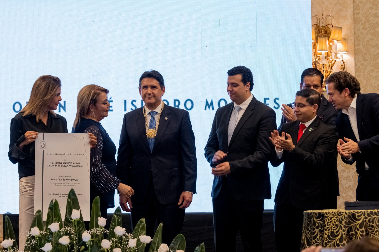 LA CÁMARA GUATEMALTECA DE PERIODISMO CONDECORA AL RECONOCIDO ALCALDE ...